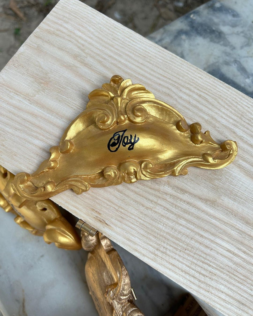 Miniature rococo cartouche with custom text – Parrot & Lily